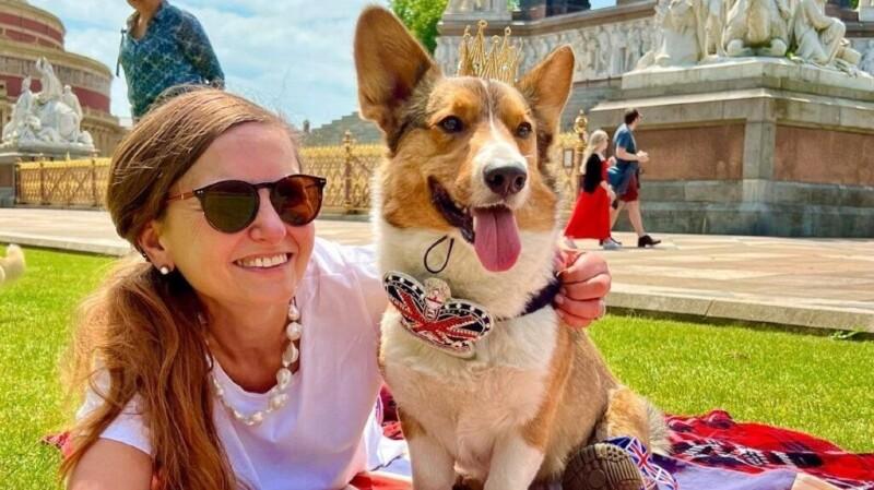Fãs de Elizabeth II organizam desfile de Corgis em homenagem à rainha ...